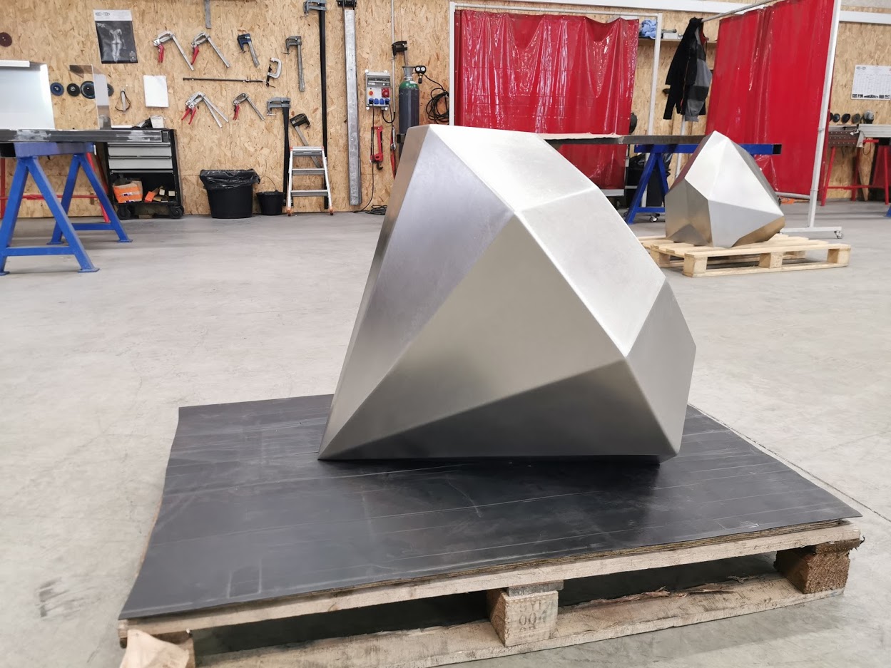 Ainter Metal, spécialiste de la création de mobilier en inox, acier ...